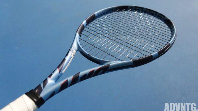 【先行レビュー】新型ピュアドライブ(2025)を打って来ました！堅実なブラッシュアップを感じるモデルチェンジ。Babolat PURE DRIVE2025｜アドブロ/テニス